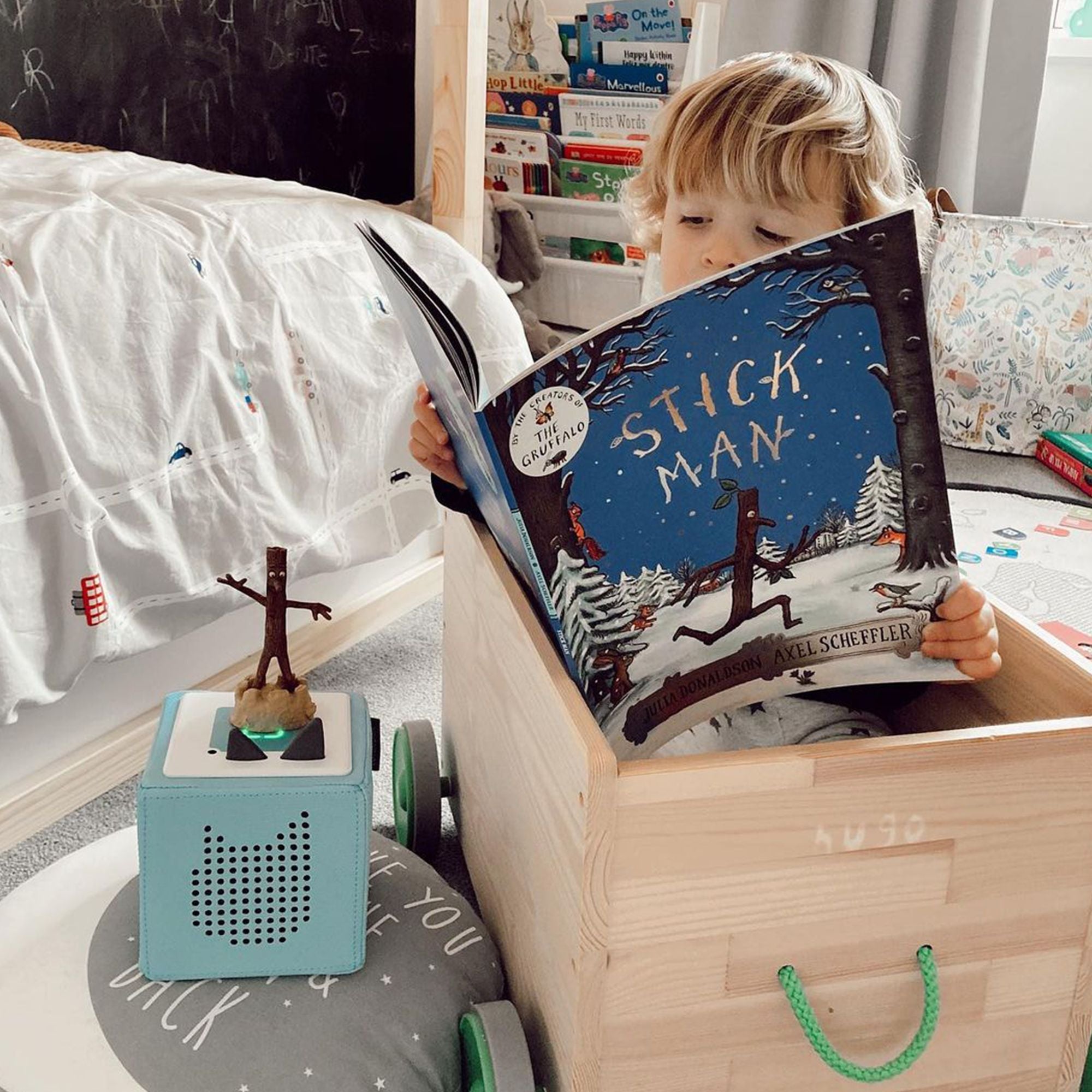 Early literacy guide with Tonies Toniebox